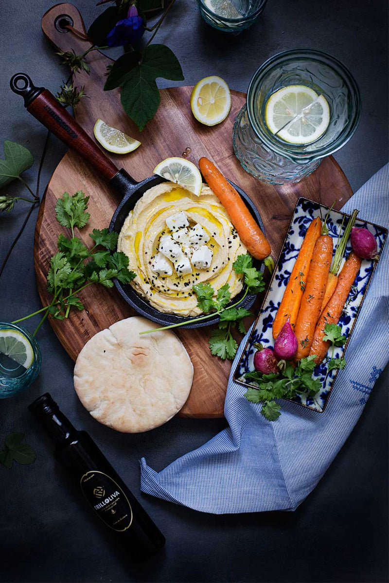 Kichererbsen‑Hummus mit mariniertem Feta und geröstetem Gemüse ...