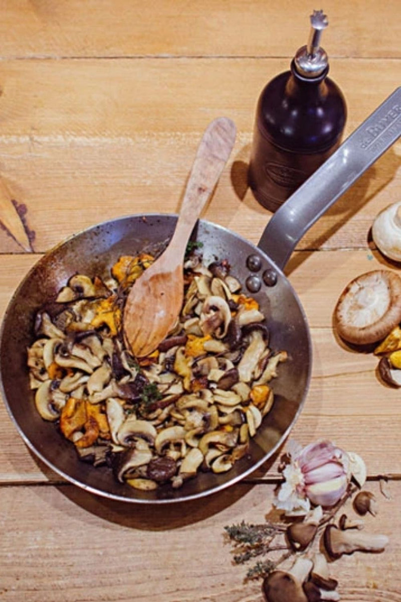 Pfannengericht mit zerrissener Butifarra, Pilzen, Kürbis, pochiertem E ...