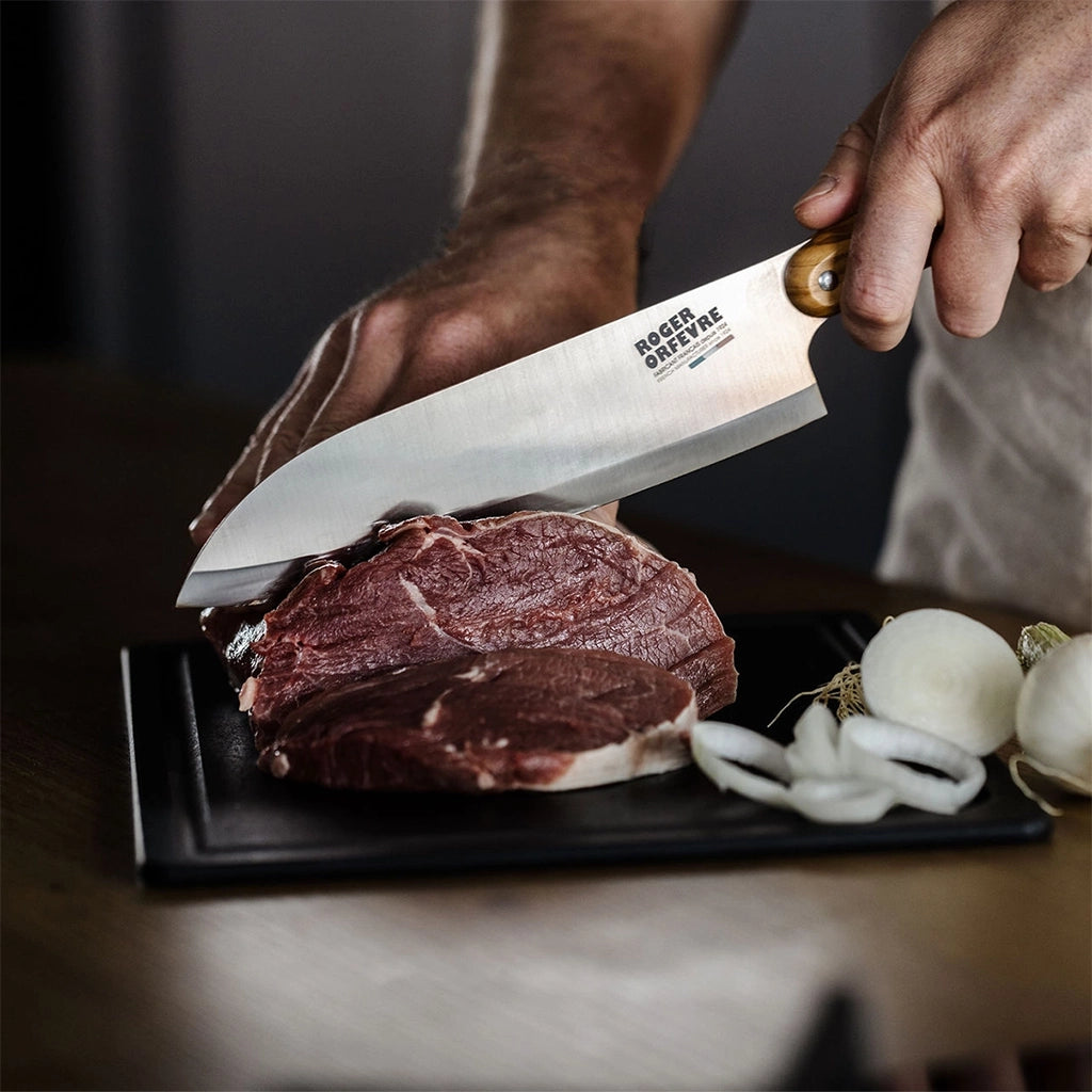 Faca santoku com cabo em madeira de oliveira Roger Orfevre – Claudia&Julia